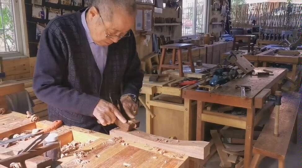 舔刨(撅嘴刨)的使用,常用于刨削弯型板部件,如椅子靠背板!