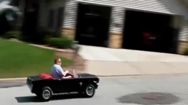 牛人自制的小型汽车,人们都以为跑不快,启动后才知道什么叫速度