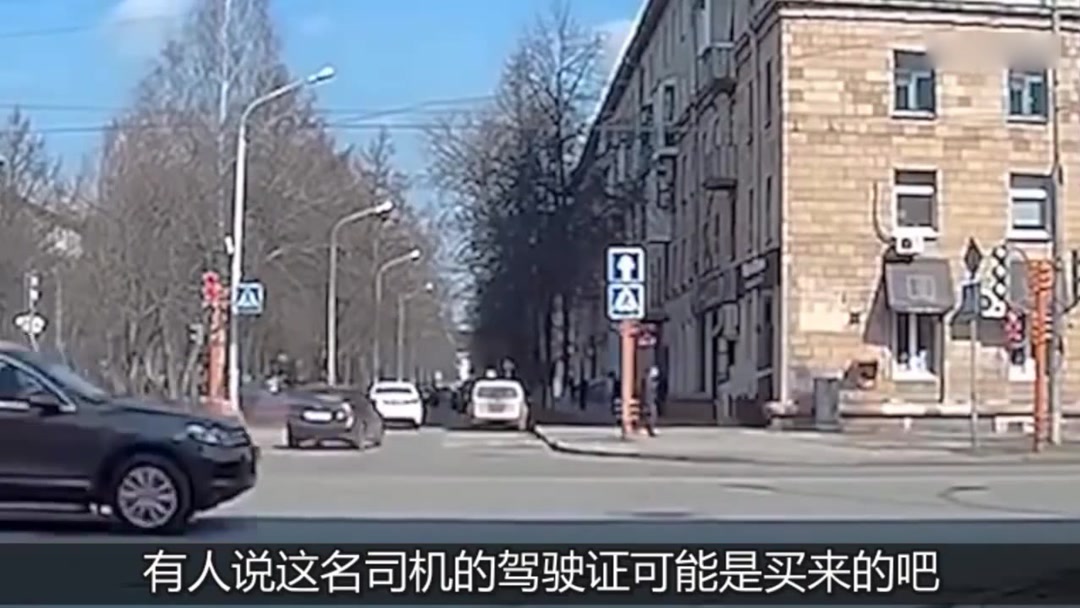 女司机逆行撞车, 不仅不道歉还下车骂人, 之后惨被自己车碾死!