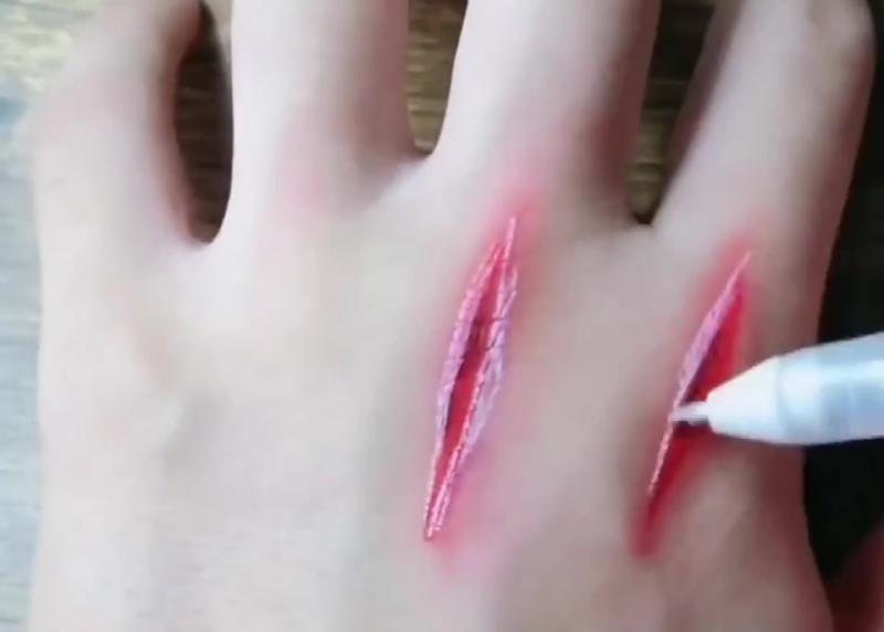 女友在手上画伤口,画完后太逼真了