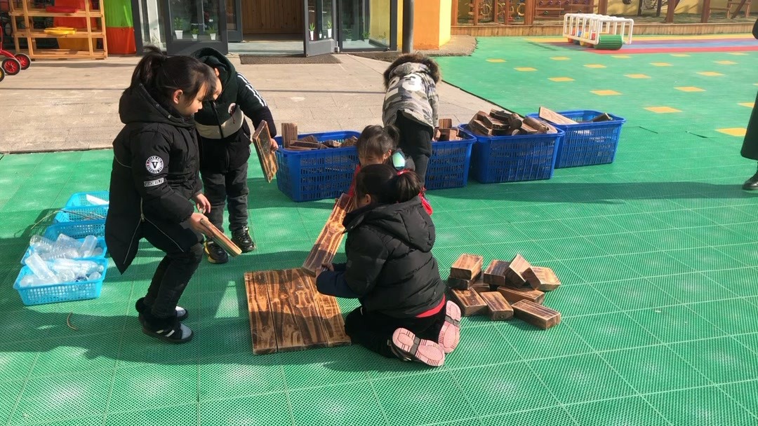下车中心幼儿园户外建构游戏2