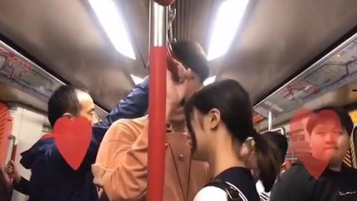 爆笑:旁边的小胖别羡慕了,手机的播放列表啥都有