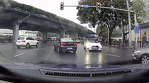 行车记录仪: 雅阁怒撞天籁, 谁的责任呢?