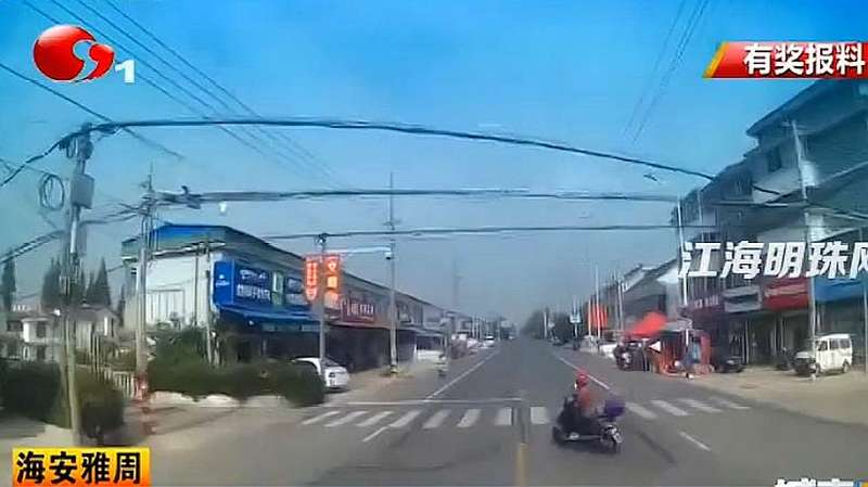 电动车横冲直撞,大卡车反应不及连撞数车,记录仪拍下全程