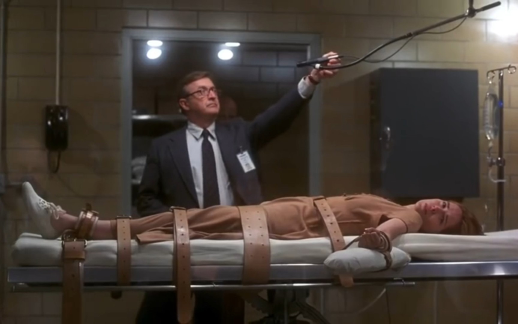 含冤的女犯被执行注射死刑(影视片段剪辑)