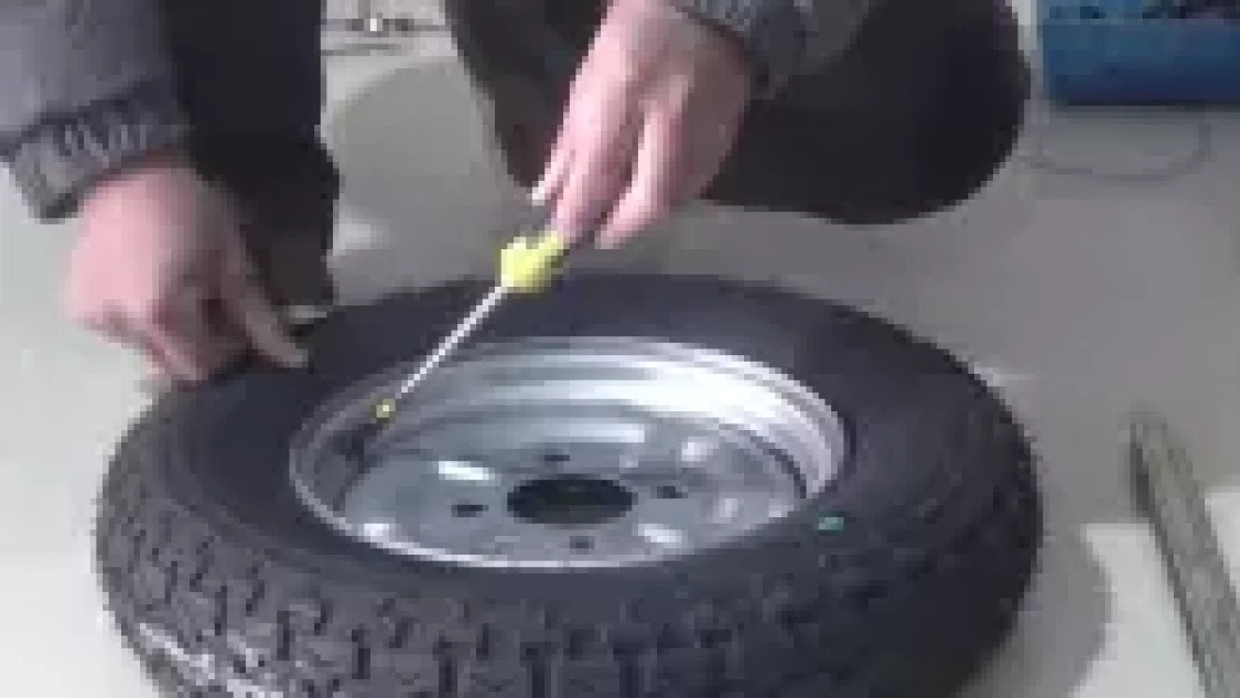 电动车真空轮胎那么硬? 该怎么扒下来, 10年修车老师傅亲自演示!