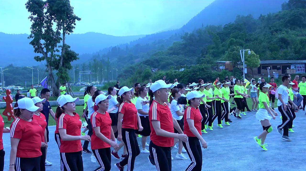 达州鬼步舞队联谊会,集体鬼步舞《众人划桨开大船》,场面壮观!