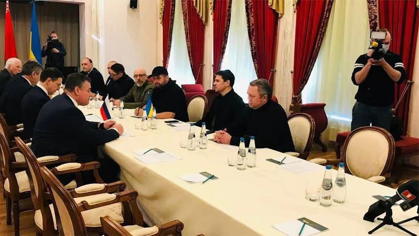 现场:俄罗斯与乌克兰会谈正式开始 双方在谈判桌前就座