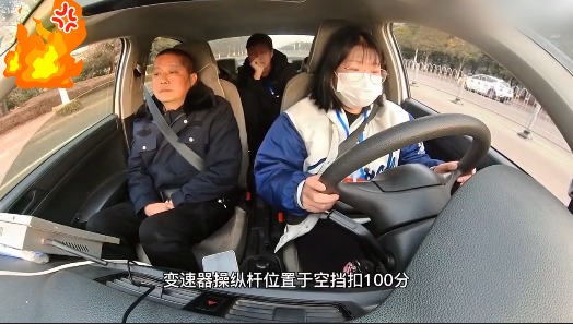 女孩子考驾照,车载电脑写了一篇作文,.