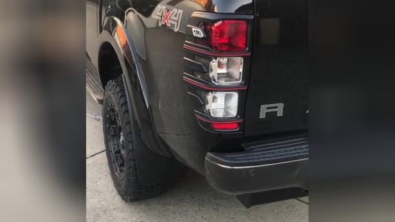 这样的配置至少得60万的福特货车皮卡,国内开还不能入城呢?