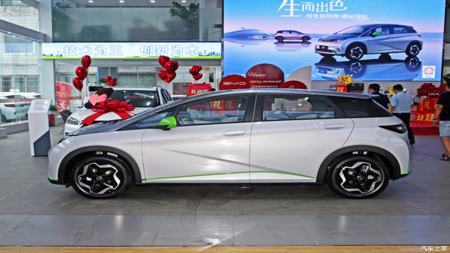 买它送媳妇 经济又实惠 小姐姐给你推荐比亚迪海豚时尚版