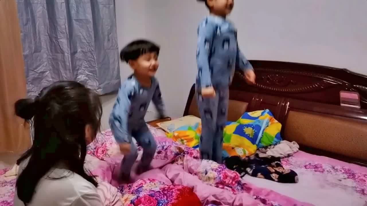 小孩子晚上11点多不睡觉,这种方法让他们睡觉,大家看对么?