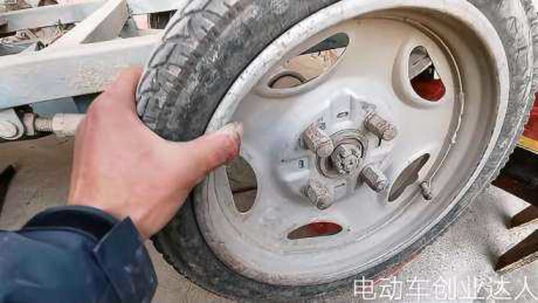 电动三轮车的保养常识,一颗小螺丝作用大,车子能否用三年全靠它