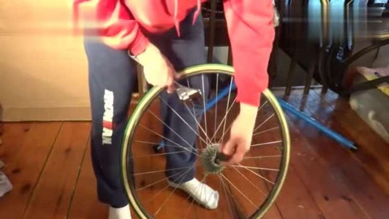实拍飞轮自行车安装全过程,介绍很到位