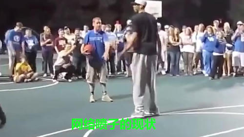 网络喷子跟戴维斯线下对线,被教育成鹌鹑,在一旁瑟瑟发抖