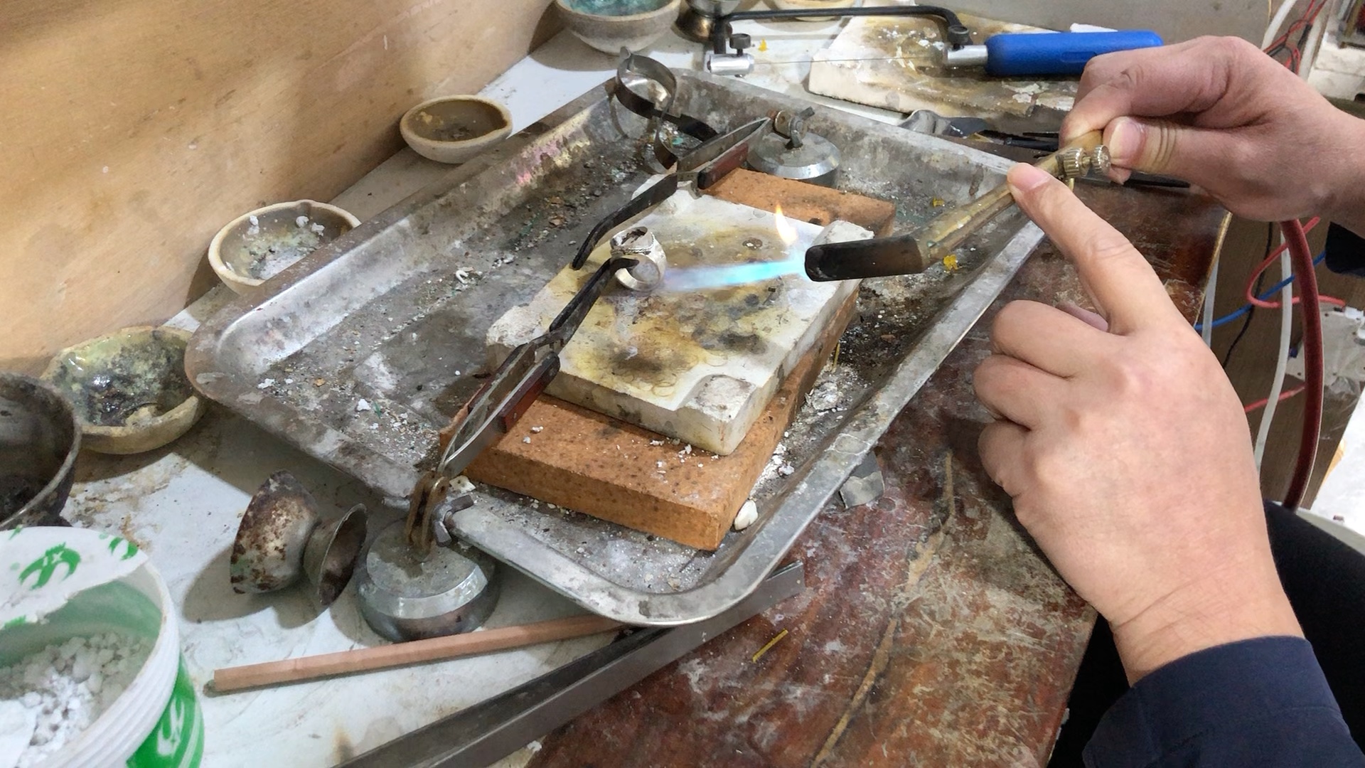 贝曼珠宝加工培训之海南李哥练习包镶戒指制作。纯手工定制戒托