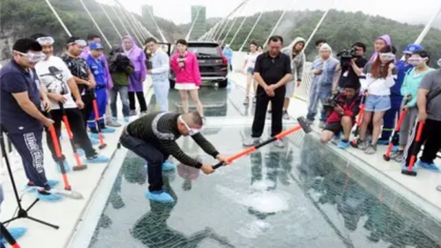 张家界玻璃桥遭老外质疑?一锤子砸下去,在场的人都尴尬了