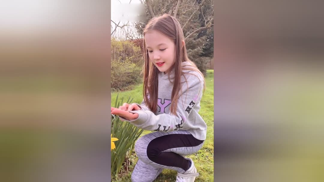 英国小学生没有课本的周末,大多会有很多户外活动,去花园贴近一下大...
