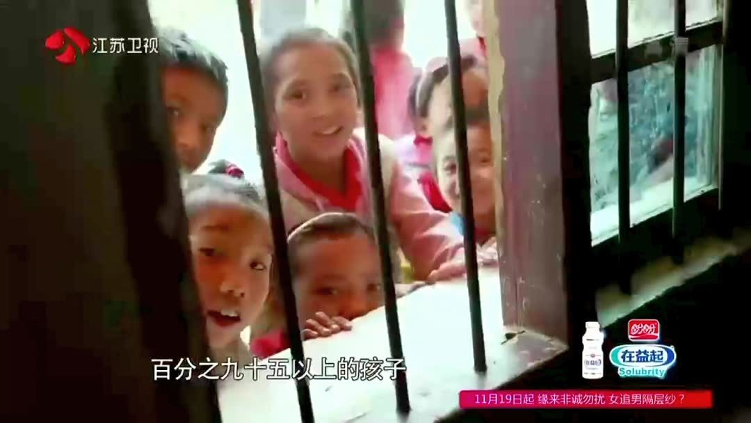 我们在一起:于湉带电脑送到由典小学,让孩子们打开新世界大门