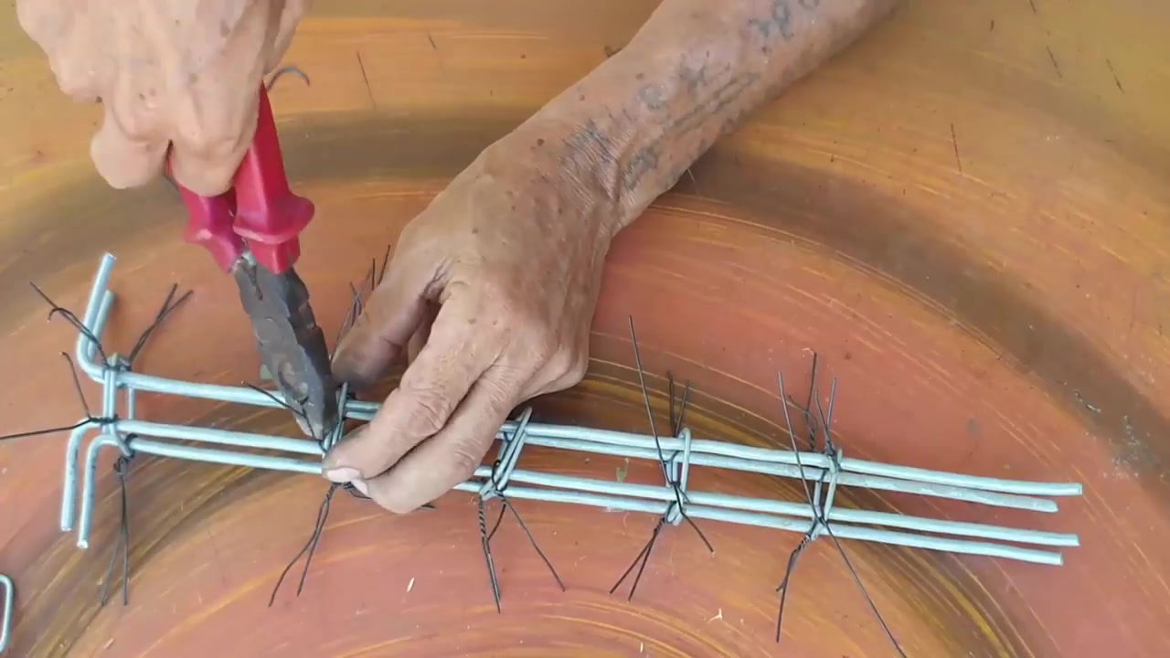 地龙和框架结构,耗费了大量钢材