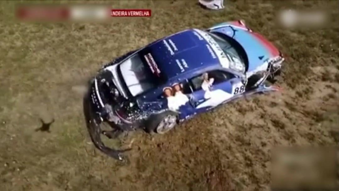 惊险!赛车比赛现场高速撞击 车辆“空翻”八圈后落地