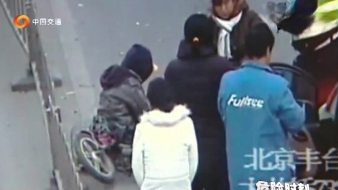 女子骑电动车错误驾驶动作,后座孩子受伤,还间接酿成二次追尾!