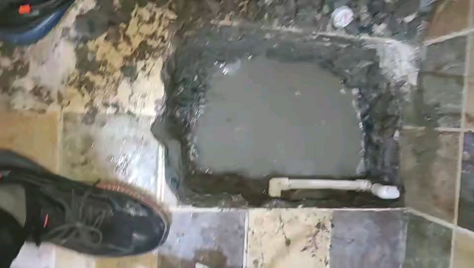 暗管侧漏、精准定位、解决一切漏水问题,维修中…