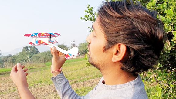 泡沫塑料制作的简易飞机,可以飞向蓝天吗?一起来见识下!