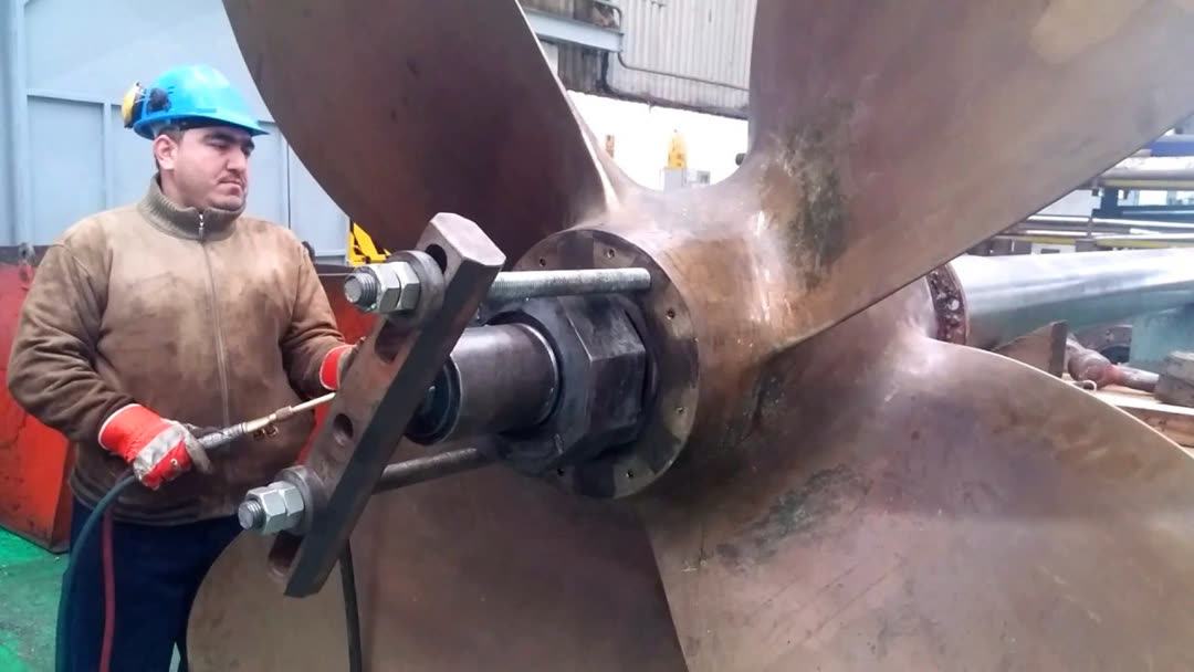 巨轮螺旋桨是这样保养的?我还是第一次见