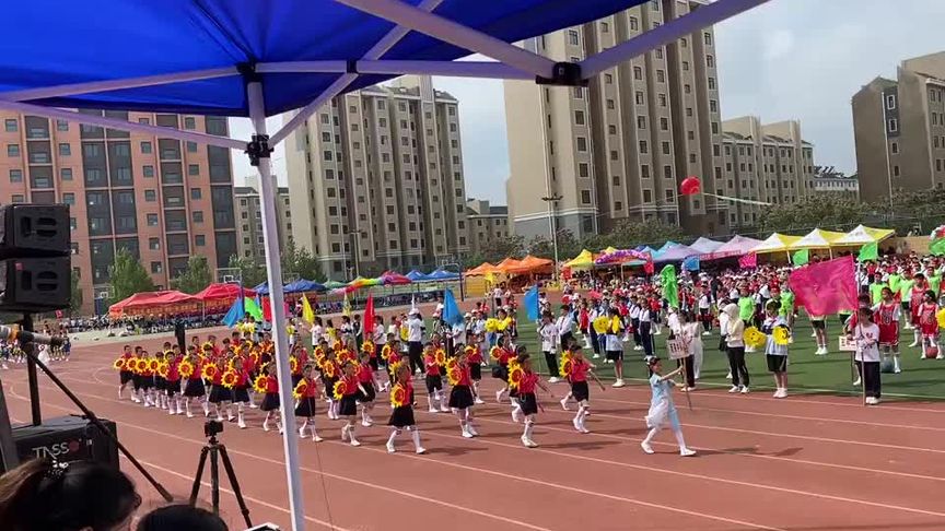 #记录校园生活 运动会开幕式、闺女走队形了