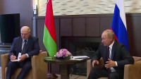 卢卡申科觐见普京现场曝光,西方感慨像换了个人:拿小本不停记录。