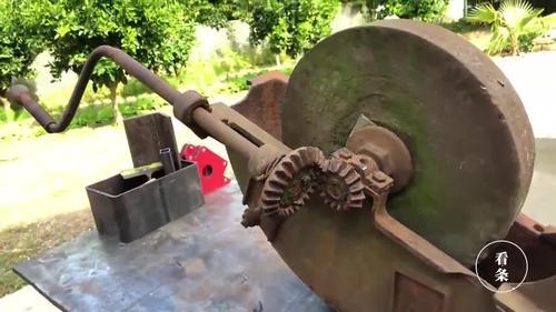 早期的手摇式砂轮机你见过没,自带水槽,真正的无尘打磨