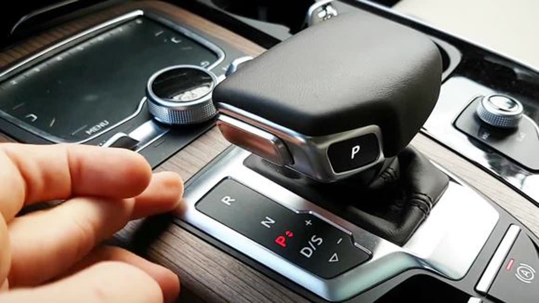 左脚刹车右脚油门,自动挡为什么不能这么开?