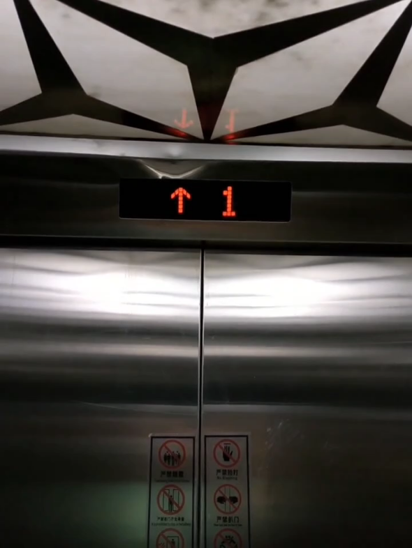 我们小区的电梯屋怎么发出这种声音?