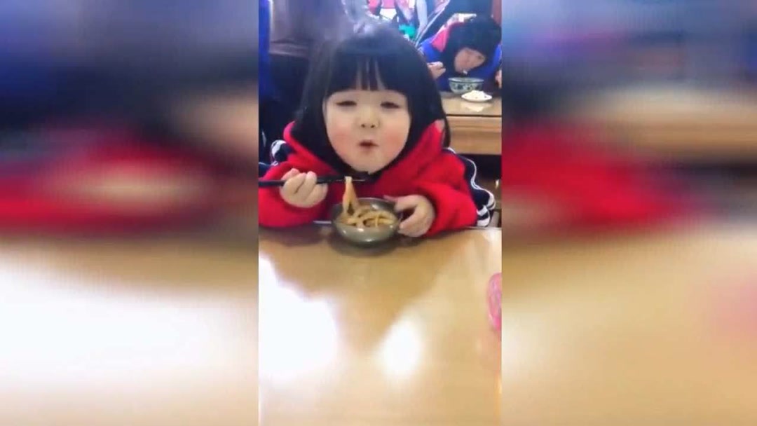 这个小姑娘非常有表演天赋,模仿起明星来有模有样