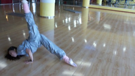 挺身分腿后滚翻——成人毯子功(方明舞蹈学校)