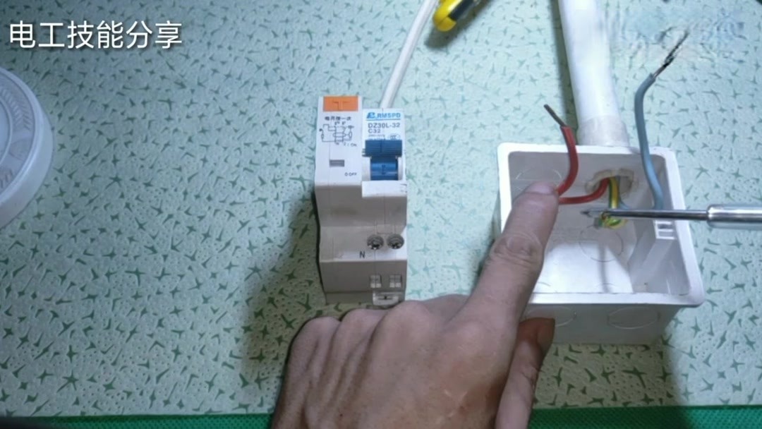 零线地线都不带电,区分火线谁都会,零线和地线怎么区分?