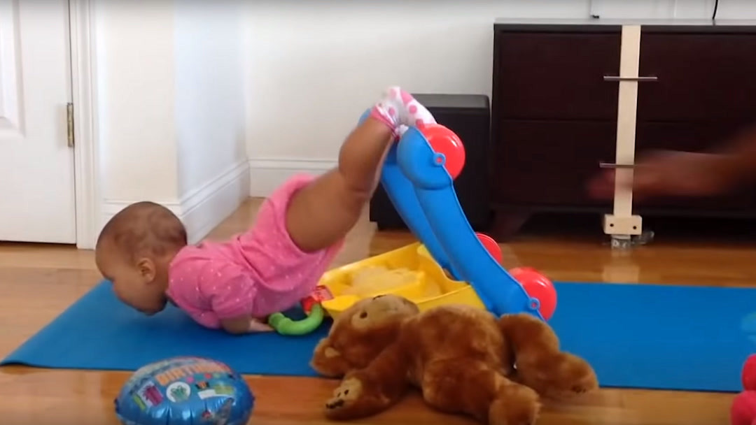 1岁宝宝在客厅玩推推车,不料下一秒的画面,爸妈都忍不住笑了