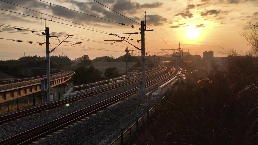 夕阳下的动车组D772次九江到上海南停靠景德镇北站现在暂时停运
