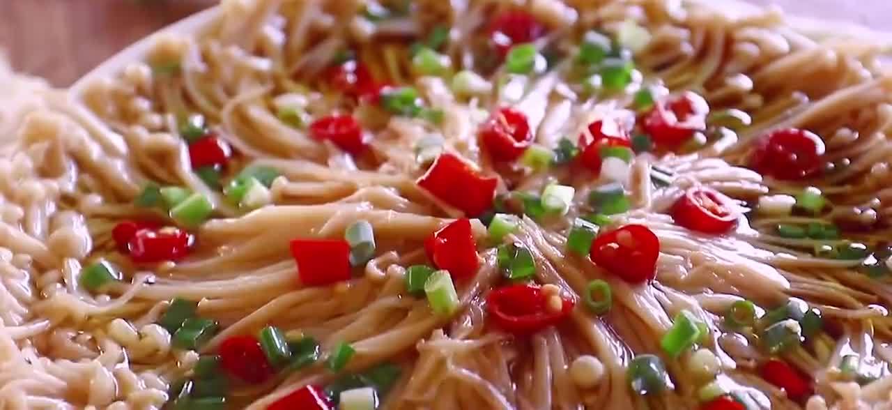 凉拌金针菇这样做,香辣可口超好吃,一顿一盘不够吃