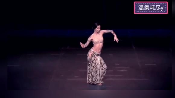 国际顶级肚皮舞大师的表演,太惊艳了,这肚皮软的像水一样