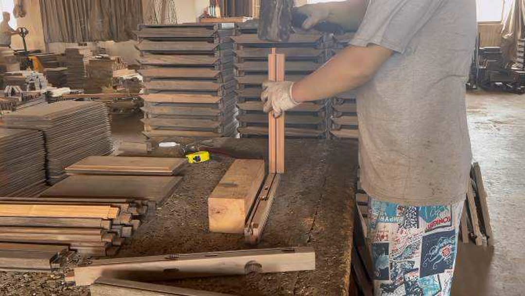 红木家具的每个部件,都采用榫卯结构,无缝拼接