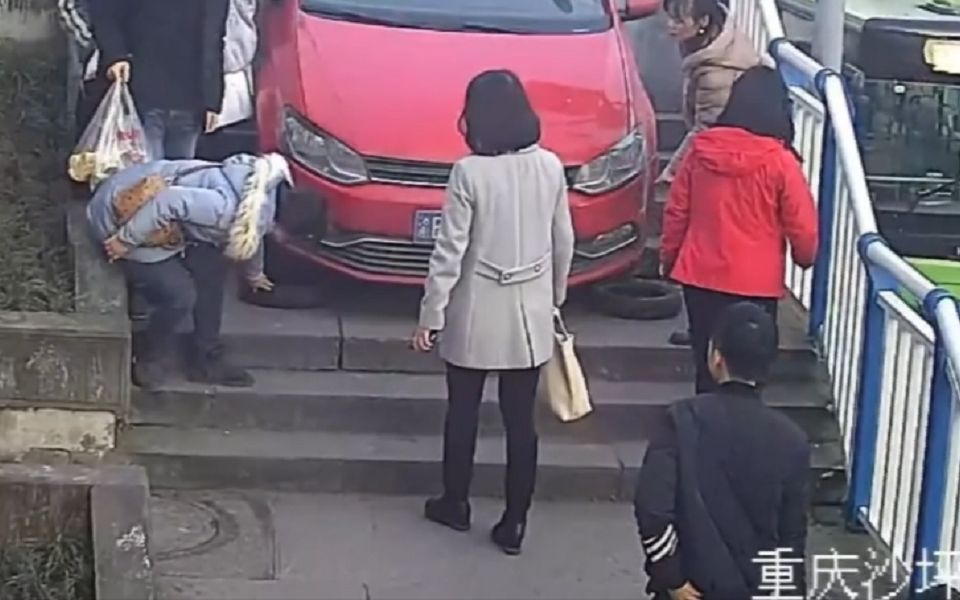 #182 安全警示:“魔幻”重庆!女司机跟着导航走 结果 “下楼梯”被卡住