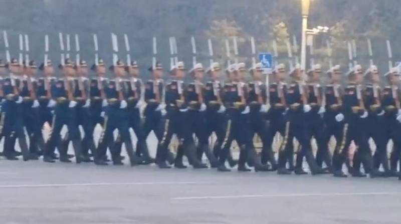 实拍国旗护卫队升旗仪式,整齐划一的动作,看得我热血沸腾
