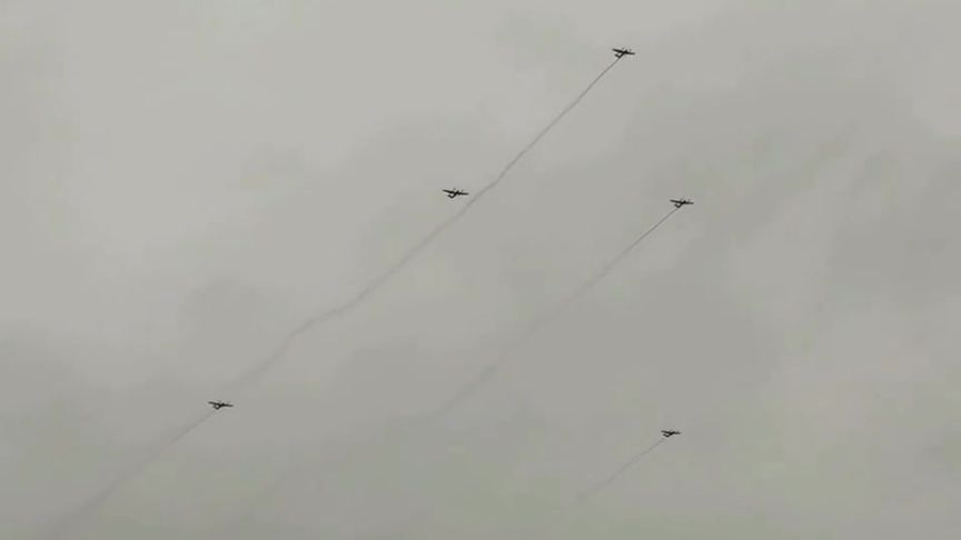 #非专业人士请勿模仿 #固定翼 多机编队 拉烟飞行