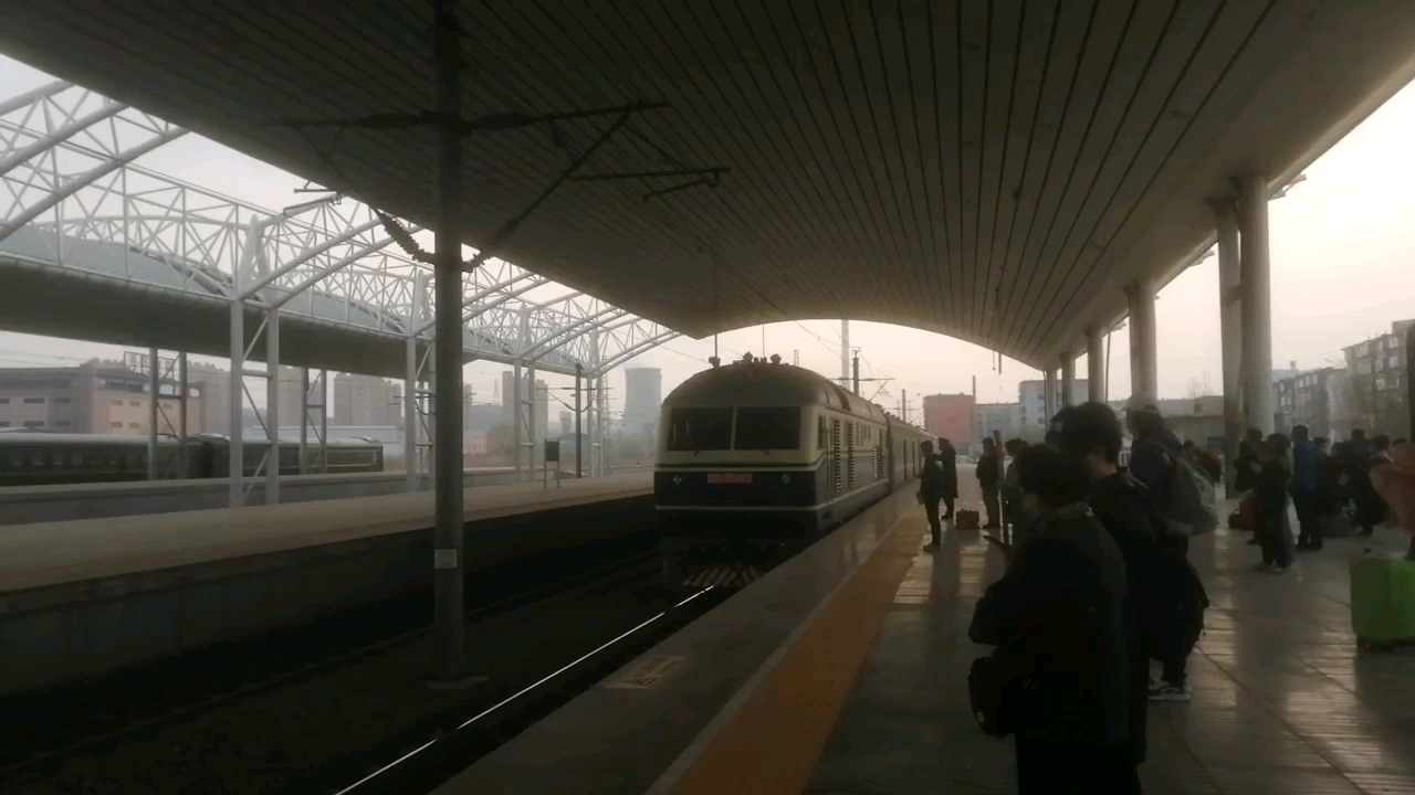 沈局吉段DF11牵引K7334次列车进入抚顺北站