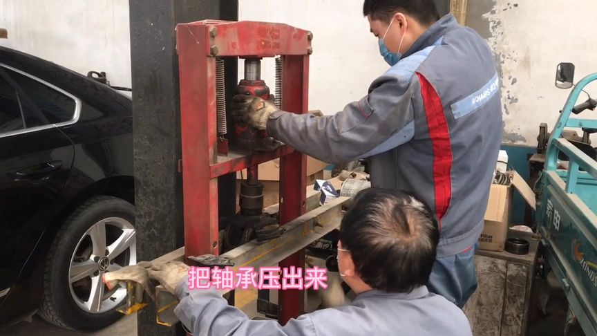 全新爱丽舍跑了不到20万公里,左前轮轴承跑坏了,汽修厂更换轴承