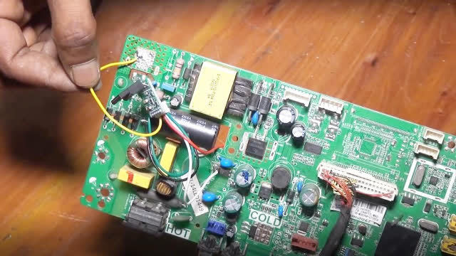 电视机的主板坏了,老师傅为了展示技术,搞得花里胡哨的