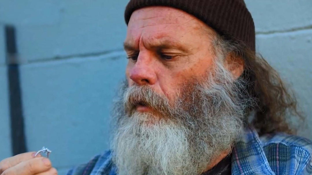 乞丐不愿发财却天生富贵命,街边乞讨日赚19万,一出门就能捡钻戒