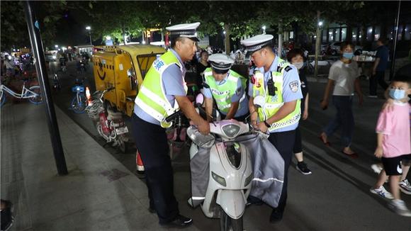 34秒丨滨州市滨城区:交警助力创城 守护城区“夜间经济”